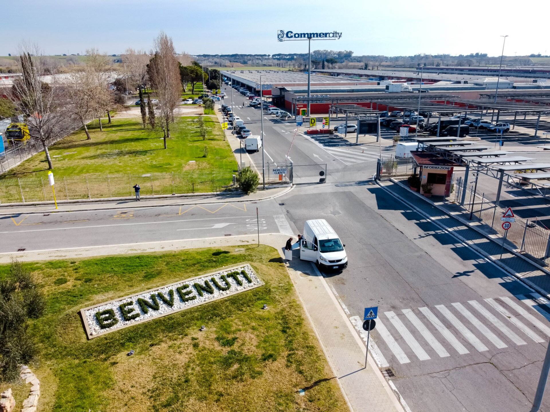 Seminano chiodi in strada e bruciano auto e furgoni, maxi colpo al ...