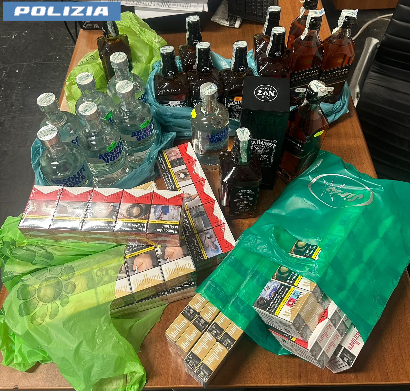 "Ladro delle monetine" ruba la borsa, ma viene scoperto da due agenti ...