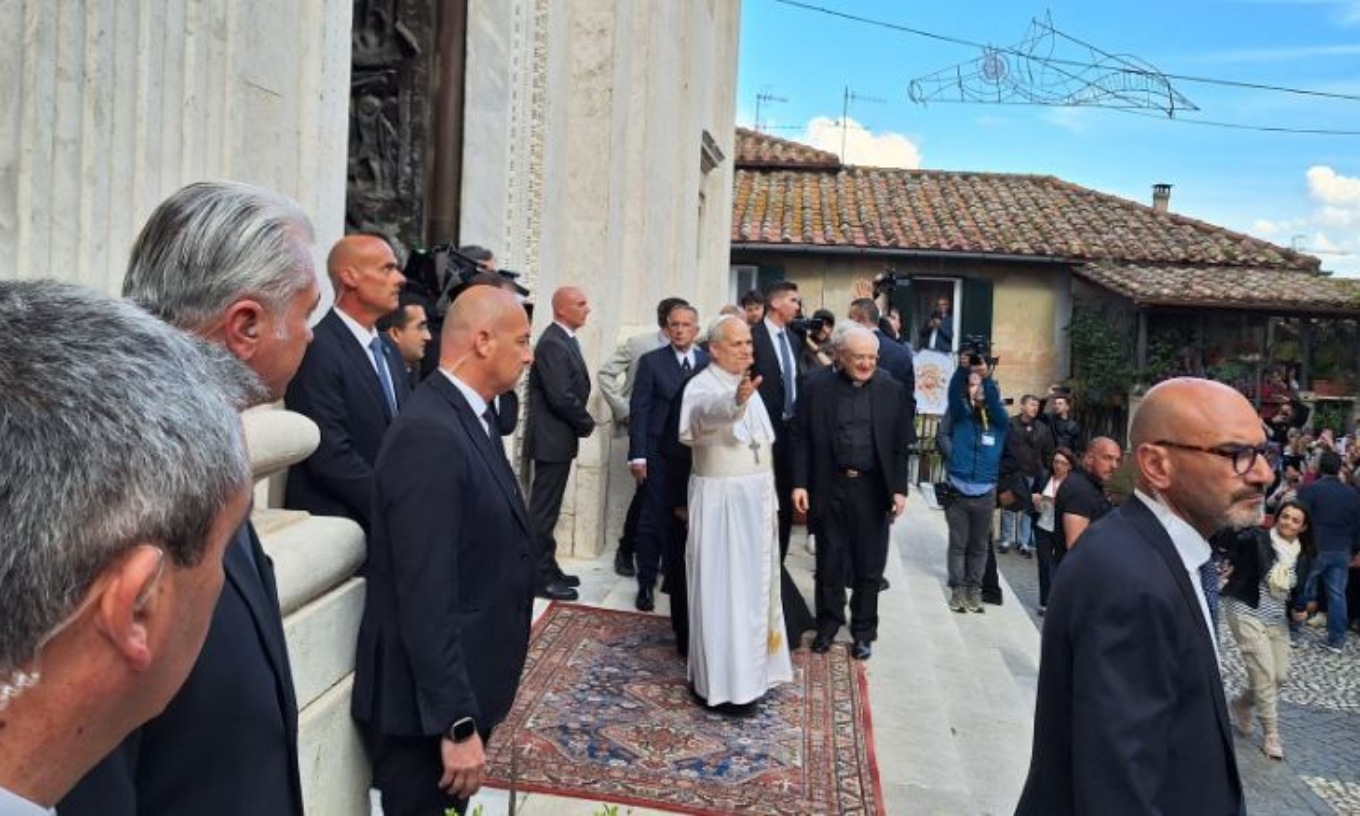 Il Papa a sorpresa a Genazzano, la visita al Santuario. Poi a Santa ...