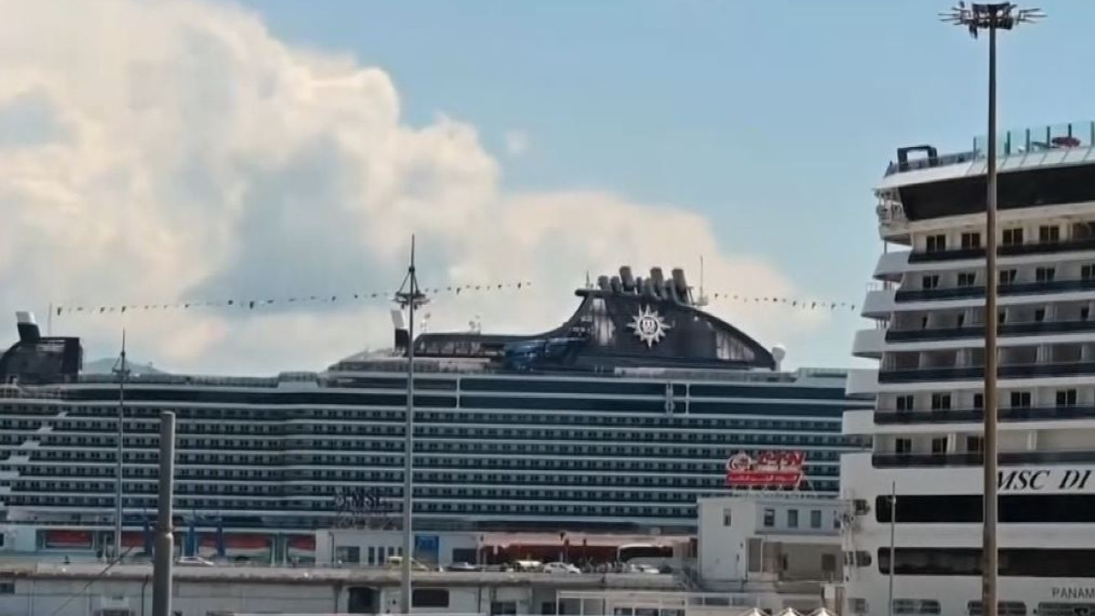 Nave in avaria al largo, canti e balli tra i passeggeri all'arrivo a ...