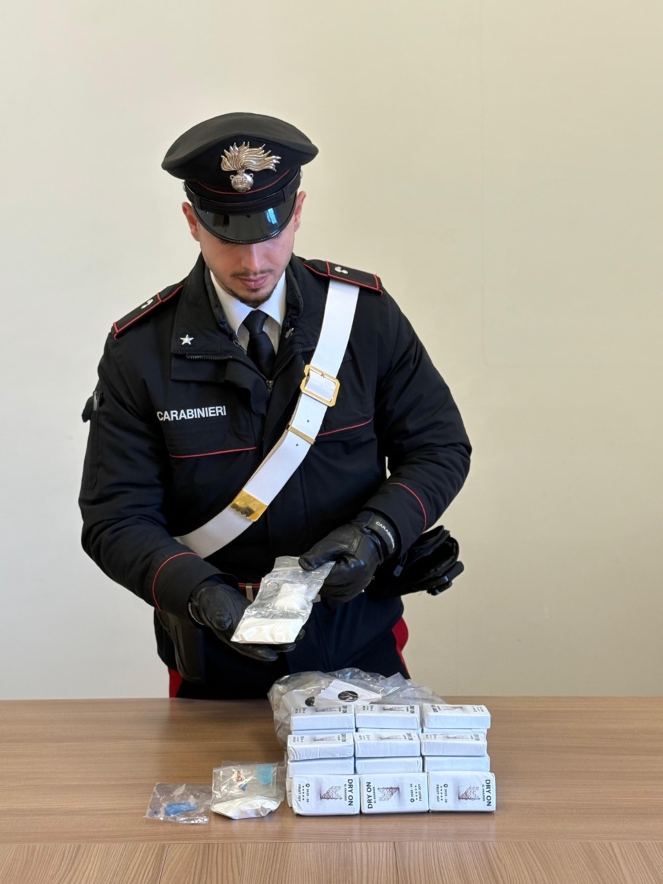 Hashish, cocaina e rolex in casa, arrestato un giovane di 22 anni - Gold TV